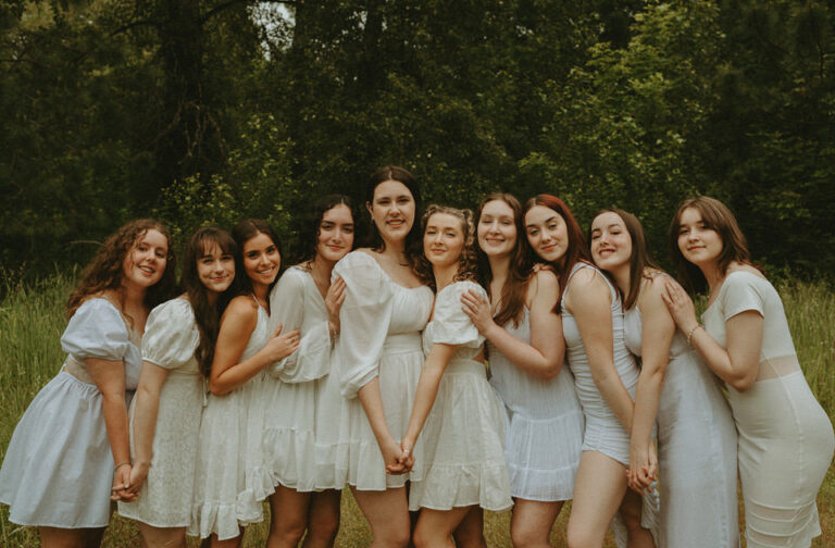 Group Senior Photo Ideas in Oregon - emilynoellephoto.com